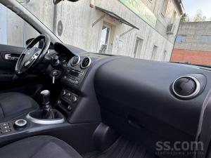 Red Nissan Qashqai 2013 in Daugavpils, with an engine capacity of 1.60 L and mileage of 0 thousand km for 5290 €, photo 13 on AUTOMOTO.COM.LV