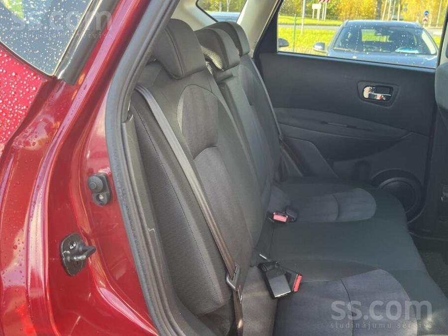 Red Nissan Qashqai 2013 in Valmiera, with an engine capacity of 2.00 L and mileage of 0 thousand km for 7000 €, photo 9 on AUTOMOTO.COM.LV