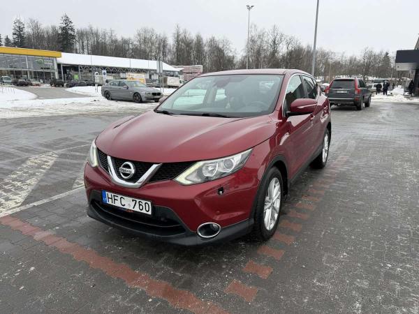 Red Nissan Qashqai 2014 in Vilnius, with an engine capacity of 1.60 L and mileage of 178 thousand km for 9300 €, photo 1 on AUTOMOTO.COM.LV