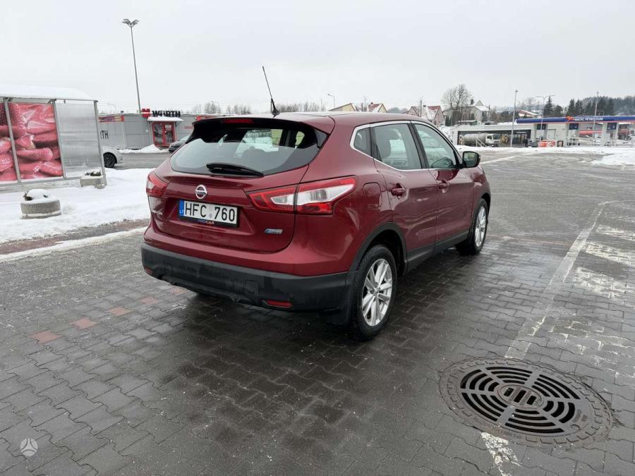 Red Nissan Qashqai 2014 in Vilnius, with an engine capacity of 1.60 L and mileage of 178 thousand km for 9300 €, photo 3 on AUTOMOTO.COM.LV