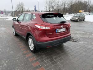 Red Nissan Qashqai 2014 in Vilnius, with an engine capacity of 1.60 L and mileage of 178 thousand km for 9300 €, photo 4 on AUTOMOTO.COM.LV