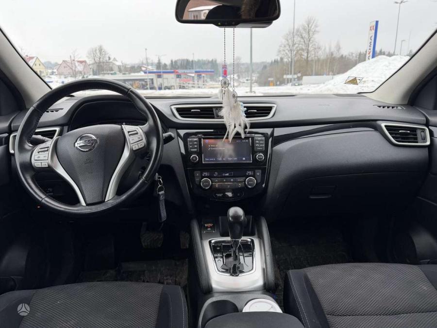 Red Nissan Qashqai 2014 in Vilnius, with an engine capacity of 1.60 L and mileage of 178 thousand km for 9300 €, photo 5 on AUTOMOTO.COM.LV