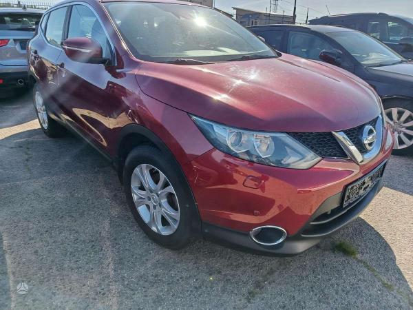 Red Nissan Qashqai 2014 in Panevezys, with an engine capacity of 1.20 L and mileage of 200 thousand km for 5500 €, photo 1 on AUTOMOTO.COM.LV