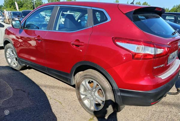 Red Nissan Qashqai 2014 in Panevezys, with an engine capacity of 1.20 L and mileage of 200 thousand km for 5500 €, photo 3 on AUTOMOTO.COM.LV