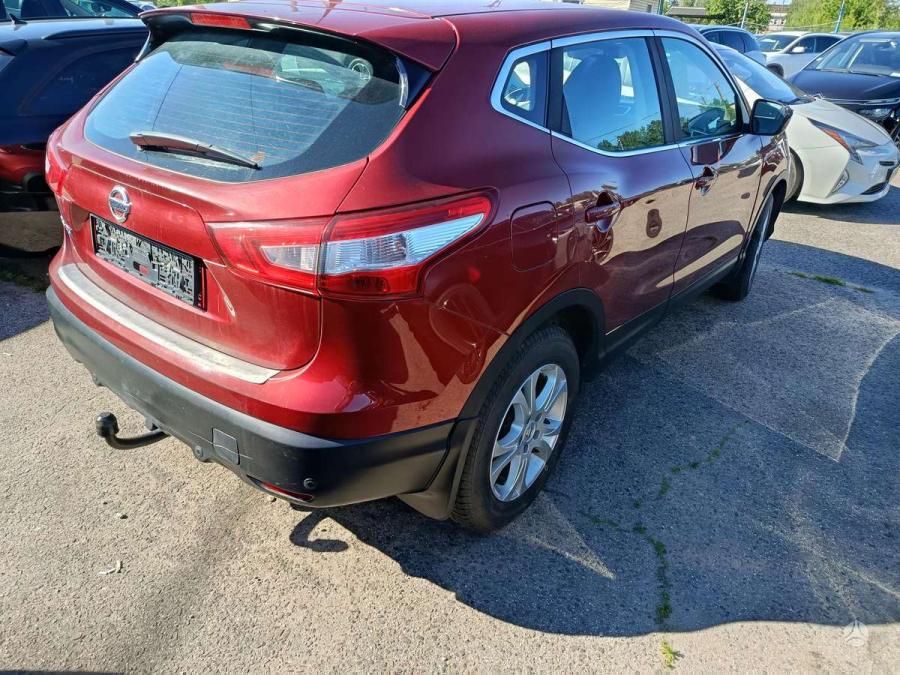 Red Nissan Qashqai 2014 in Panevezys, with an engine capacity of 1.20 L and mileage of 200 thousand km for 5500 €, photo 5 on AUTOMOTO.COM.LV