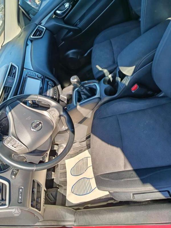 Red Nissan Qashqai 2014 in Panevezys, with an engine capacity of 1.20 L and mileage of 200 thousand km for 5500 €, photo 5 on AUTOMOTO.COM.LV
