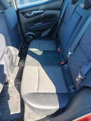 Red Nissan Qashqai 2014 in Panevezys, with an engine capacity of 1.20 L and mileage of 200 thousand km for 5500 €, photo 7 on AUTOMOTO.COM.LV