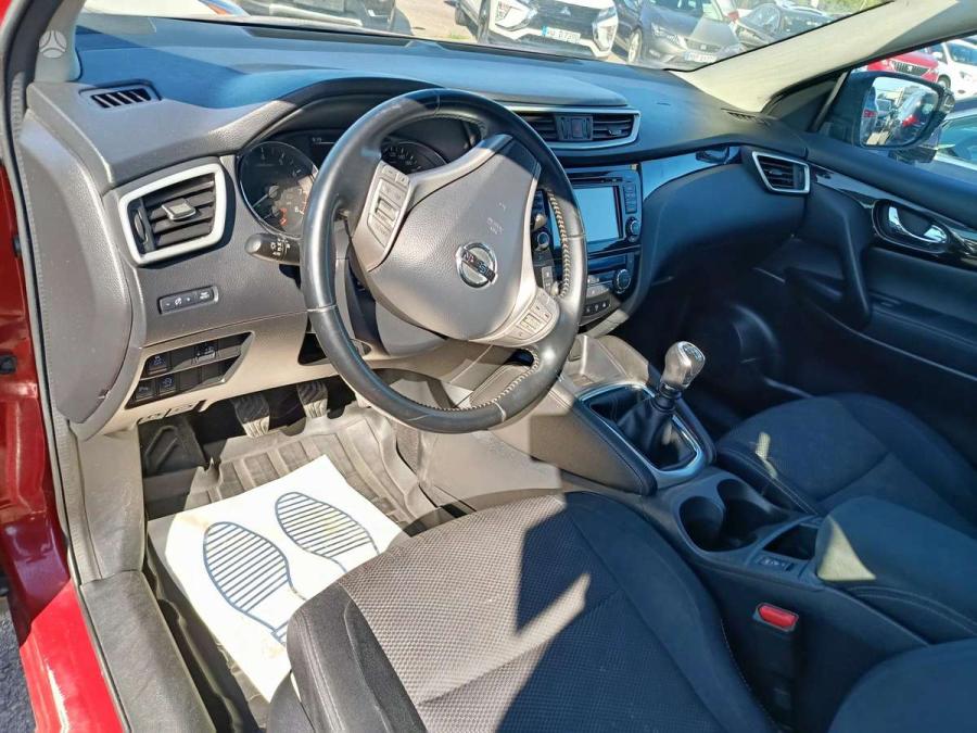 Red Nissan Qashqai 2014 in Panevezys, with an engine capacity of 1.20 L and mileage of 200 thousand km for 5500 €, photo 8 on AUTOMOTO.COM.LV