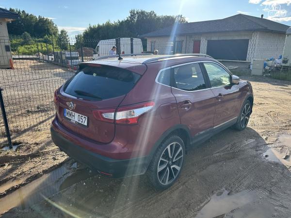 Red Nissan Qashqai 2014 in Vilnius, with an engine capacity of 1.60 L and mileage of 259 thousand km for 5500 €, photo 5 on AUTOMOTO.COM.LV