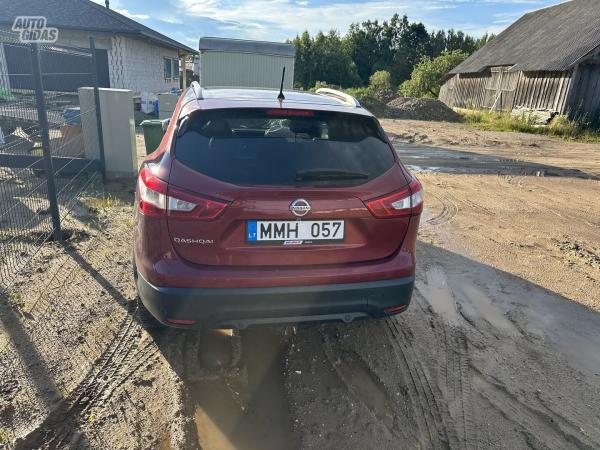Red Nissan Qashqai 2014 in Vilnius, with an engine capacity of 1.60 L and mileage of 259 thousand km for 5500 €, photo 6 on AUTOMOTO.COM.LV