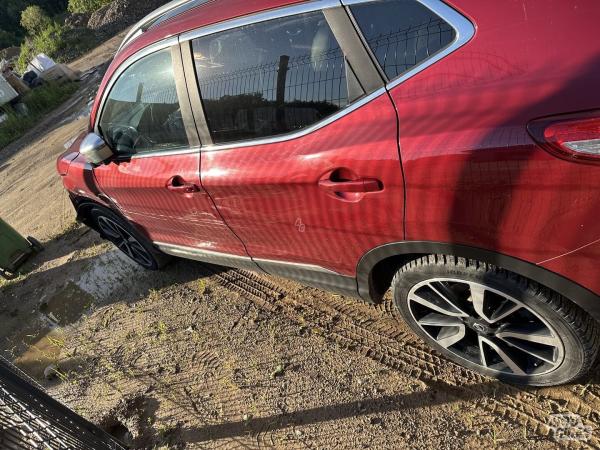 Red Nissan Qashqai 2014 in Vilnius, with an engine capacity of 1.60 L and mileage of 259 thousand km for 5500 €, photo 8 on AUTOMOTO.COM.LV