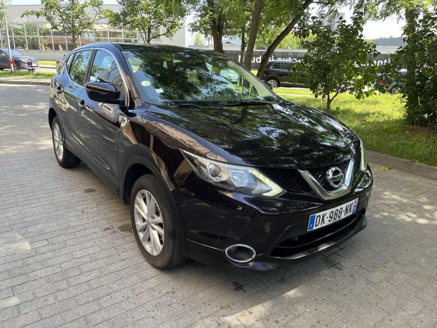 Red Nissan Qashqai 2014 in Vilnius, with an engine capacity of 1.46 L and mileage of 245 thousand km for 7100 €, photo 1 on AUTOMOTO.COM.LV