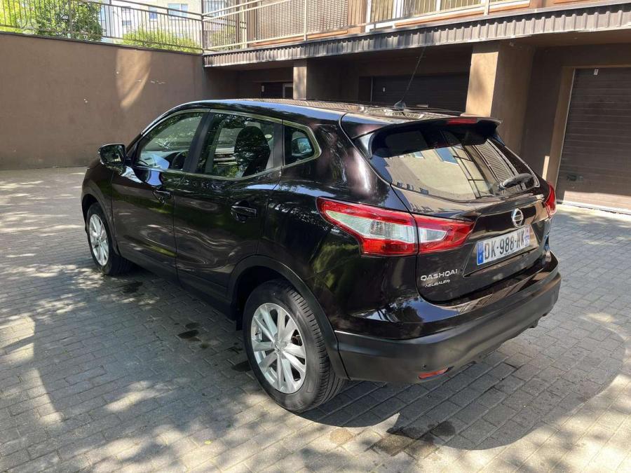 Red Nissan Qashqai 2014 in Vilnius, with an engine capacity of 1.46 L and mileage of 245 thousand km for 7100 €, photo 5 on AUTOMOTO.COM.LV