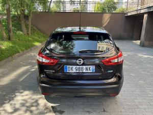 Red Nissan Qashqai 2014 in Vilnius, with an engine capacity of 1.46 L and mileage of 245 thousand km for 7100 €, photo 6 on AUTOMOTO.COM.LV