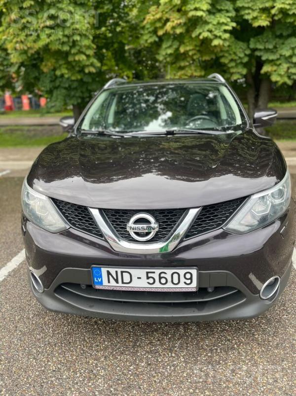 Red Nissan Qashqai 2014 in Riga, with an engine capacity of 1.20 L and mileage of 192 thousand km for 7200 €, photo 3 on AUTOMOTO.COM.LV