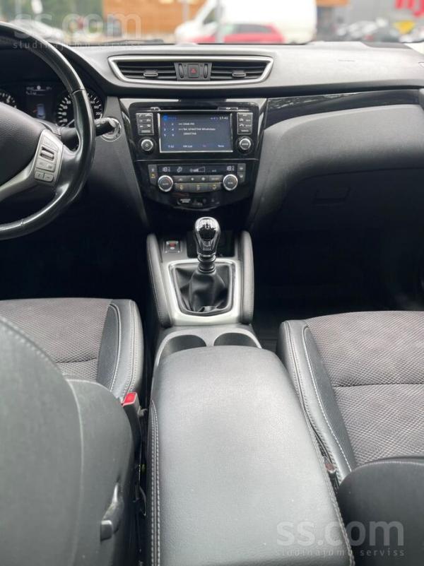 Red Nissan Qashqai 2014 in Riga, with an engine capacity of 1.20 L and mileage of 192 thousand km for 7200 €, photo 4 on AUTOMOTO.COM.LV