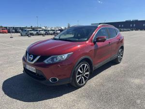 Red Nissan Qashqai 2014 in Vilnius, with an engine capacity of 1.60 L and mileage of 326 thousand km for 7700 €, photo  on AUTOMOTO.COM.LV