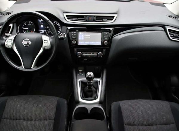Red Nissan Qashqai 2014 in Vilnius, with an engine capacity of 1.50 L and mileage of 265 thousand km for 6200 €, photo 2 on AUTOMOTO.COM.LV