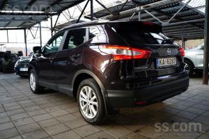 Red Nissan Qashqai 2015 in Riga, with an engine capacity of 1.50 L and mileage of 150 thousand km for 8990 €, photo 3 on AUTOMOTO.COM.LV