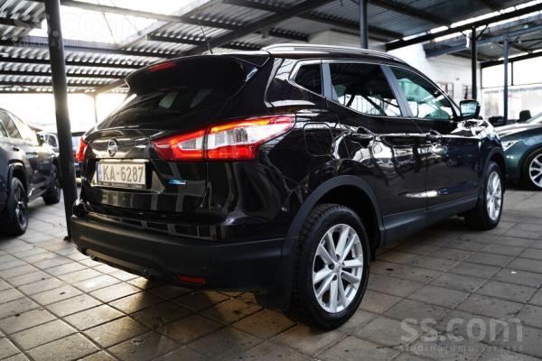 Red Nissan Qashqai 2015 in Riga, with an engine capacity of 1.50 L and mileage of 150 thousand km for 8990 €, photo 4 on AUTOMOTO.COM.LV