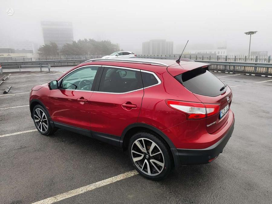 Red Nissan Qashqai 2015 in Vilnius, with an engine capacity of 1.20 L and mileage of 51 thousand km for 9700 €, photo 6 on AUTOMOTO.COM.LV