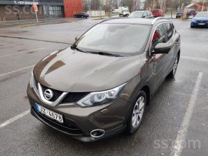 Red Nissan Qashqai 2015 in Riga, with an engine capacity of 1.60 L and mileage of 182 thousand km for 9500 €, photo  on AUTOMOTO.COM.LV