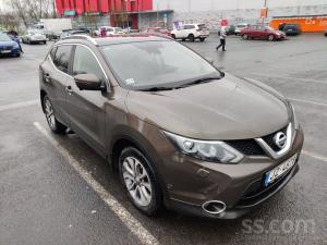 Red Nissan Qashqai 2015 in Riga, with an engine capacity of 1.60 L and mileage of 182 thousand km for 9500 €, photo 2 on AUTOMOTO.COM.LV