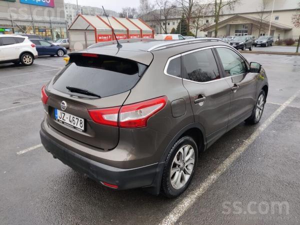 Red Nissan Qashqai 2015 in Riga, with an engine capacity of 1.60 L and mileage of 182 thousand km for 9500 €, photo 3 on AUTOMOTO.COM.LV
