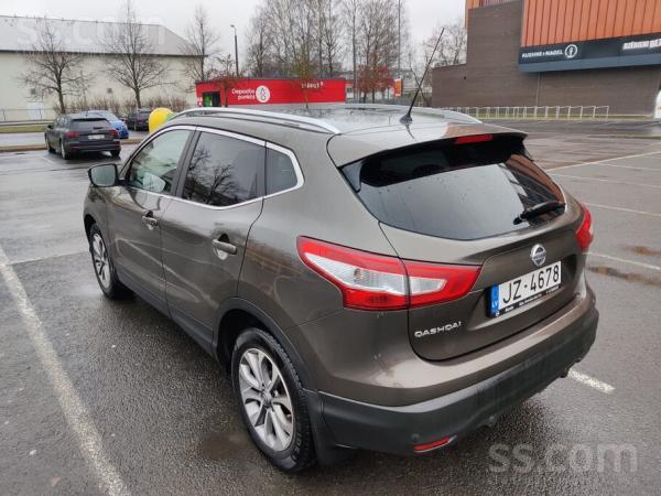 Red Nissan Qashqai 2015 in Riga, with an engine capacity of 1.60 L and mileage of 182 thousand km for 9500 €, photo 4 on AUTOMOTO.COM.LV
