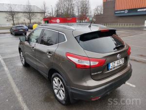 Red Nissan Qashqai 2015 in Riga, with an engine capacity of 1.60 L and mileage of 182 thousand km for 9500 €, photo 4 on AUTOMOTO.COM.LV