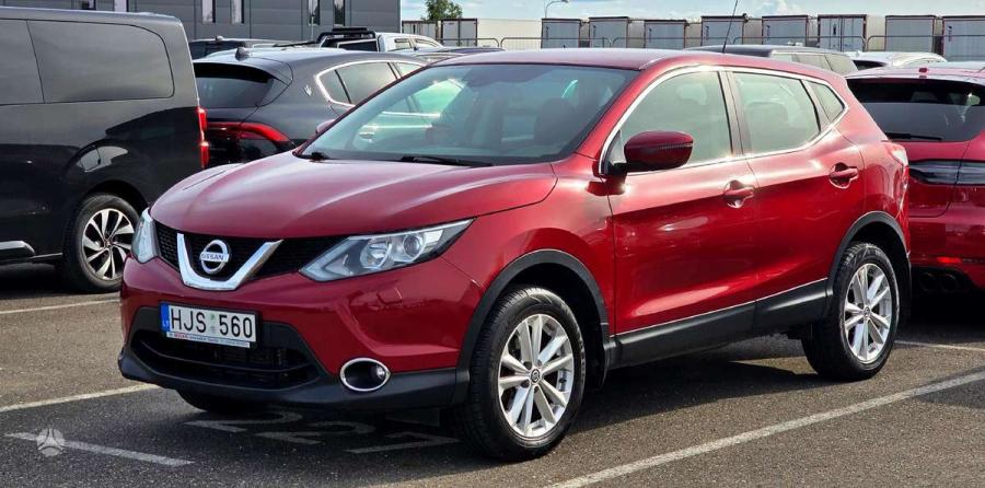Red Nissan Qashqai 2015 in Vilnius, with an engine capacity of 1.20 L and mileage of 184 thousand km for 6500 €, photo 1 on AUTOMOTO.COM.LV