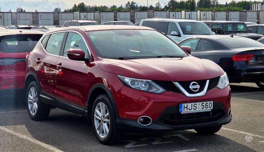 Red Nissan Qashqai 2015 in Vilnius, with an engine capacity of 1.20 L and mileage of 184 thousand km for 6500 €, photo 5 on AUTOMOTO.COM.LV