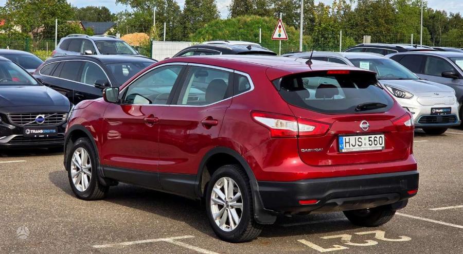Red Nissan Qashqai 2015 in Vilnius, with an engine capacity of 1.20 L and mileage of 184 thousand km for 6500 €, photo 8 on AUTOMOTO.COM.LV