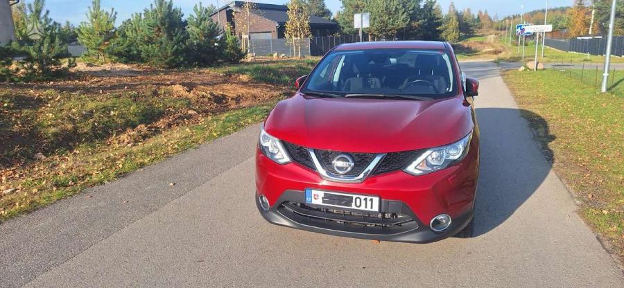 Red Nissan Qashqai 2015 in Vilnius, with an engine capacity of 1.60 L and mileage of 128 thousand km for 8400 €, photo 2 on AUTOMOTO.COM.LV