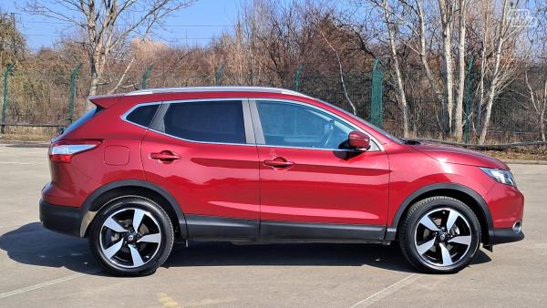 Red Nissan Qashqai 2015 in Klaipeda, with an engine capacity of 1.20 L and mileage of 133 thousand km for 8900 €, photo 5 on AUTOMOTO.COM.LV