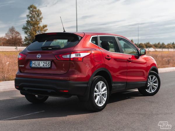Red Nissan Qashqai 2015 in Vilnius, with an engine capacity of 1.20 L and mileage of 126 thousand km for 8500 €, photo 4 on AUTOMOTO.COM.LV