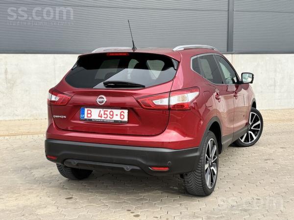 Red Nissan Qashqai 2015 in Riga, with an engine capacity of 1.20 L and mileage of 68 thousand km for 8790 €, photo 3 on AUTOMOTO.COM.LV
