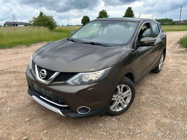 Red Nissan Qashqai 2015 in Taurage, with an engine capacity of 1.20 L and mileage of 150 thousand km for 5500 €, photo 1 on AUTOMOTO.COM.LV
