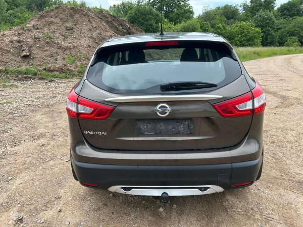 Red Nissan Qashqai 2015 in Taurage, with an engine capacity of 1.20 L and mileage of 150 thousand km for 5500 €, photo 5 on AUTOMOTO.COM.LV