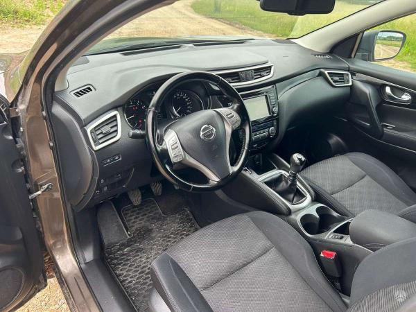 Red Nissan Qashqai 2015 in Taurage, with an engine capacity of 1.20 L and mileage of 150 thousand km for 5500 €, photo 7 on AUTOMOTO.COM.LV