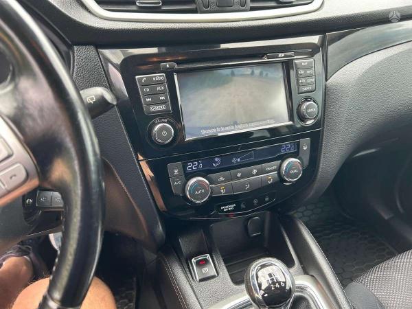 Red Nissan Qashqai 2015 in Taurage, with an engine capacity of 1.20 L and mileage of 150 thousand km for 5500 €, photo 8 on AUTOMOTO.COM.LV
