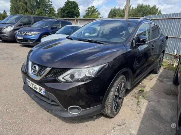 Red Nissan Qashqai 2015 in Taurage, with an engine capacity of 1.60 L and mileage of 135 thousand km for 5900 €, photo 1 on AUTOMOTO.COM.LV