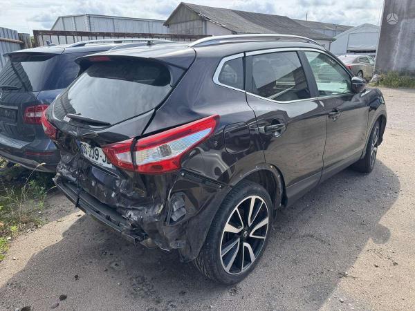 Red Nissan Qashqai 2015 in Taurage, with an engine capacity of 1.60 L and mileage of 135 thousand km for 5900 €, photo 4 on AUTOMOTO.COM.LV