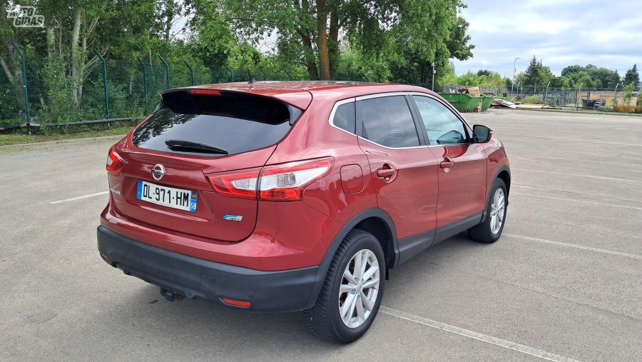 Red Nissan Qashqai 2015 in Klaipeda, with an engine capacity of 1.50 L and mileage of 225 thousand km for 7999 €, photo 4 on AUTOMOTO.COM.LV