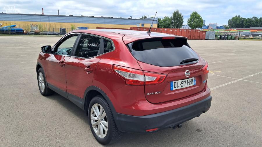 Red Nissan Qashqai 2015 in Klaipeda, with an engine capacity of 1.50 L and mileage of 225 thousand km for 7999 €, photo 5 on AUTOMOTO.COM.LV