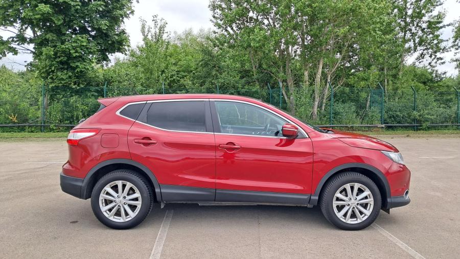 Red Nissan Qashqai 2015 in Klaipeda, with an engine capacity of 1.50 L and mileage of 225 thousand km for 7999 €, photo 6 on AUTOMOTO.COM.LV