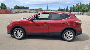 Red Nissan Qashqai 2015 in Klaipeda, with an engine capacity of 1.50 L and mileage of 225 thousand km for 7999 €, photo 7 on AUTOMOTO.COM.LV