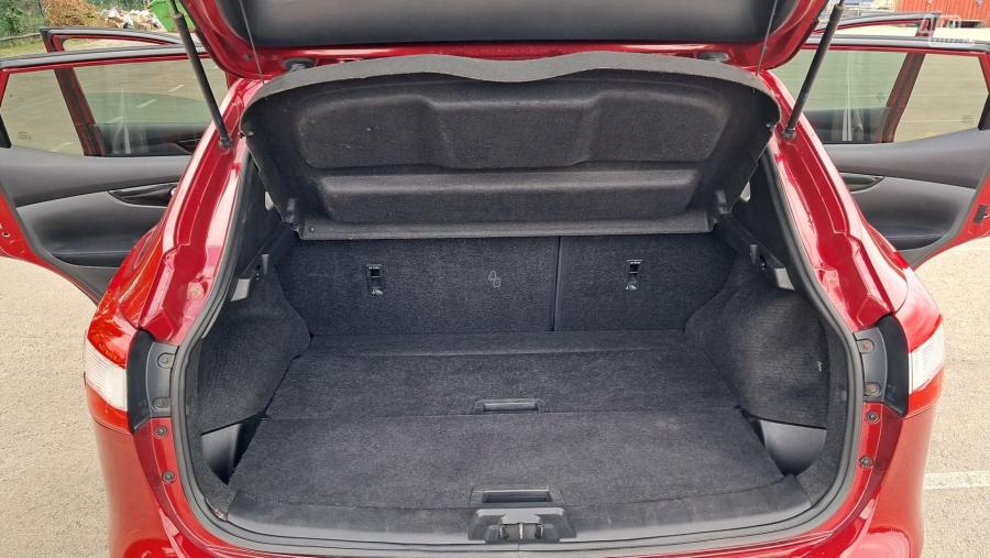 Red Nissan Qashqai 2015 in Klaipeda, with an engine capacity of 1.50 L and mileage of 225 thousand km for 7999 €, photo 10 on AUTOMOTO.COM.LV