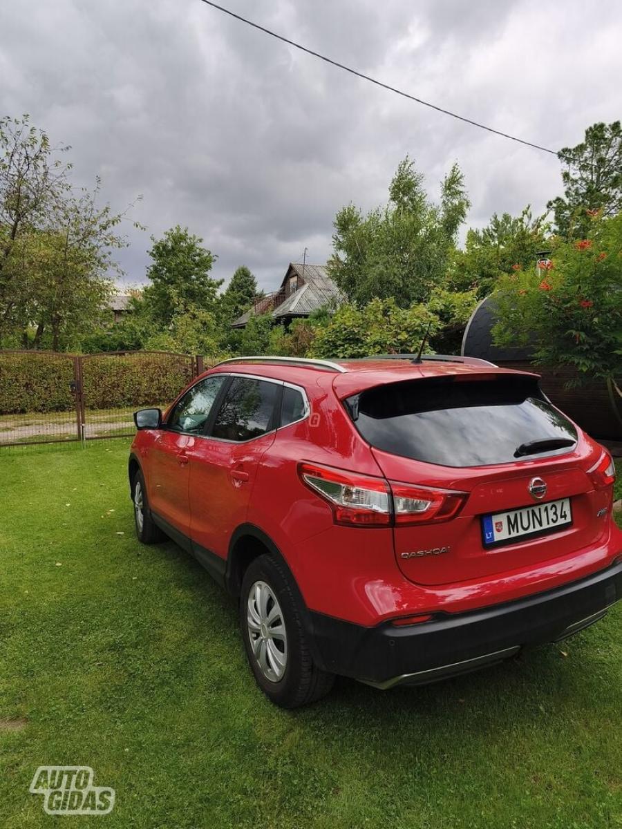 Red Nissan Qashqai 2015 in Kaunas, with an engine capacity of 1.50 L and mileage of 279 thousand km for 8100 €, photo 5 on AUTOMOTO.COM.LV