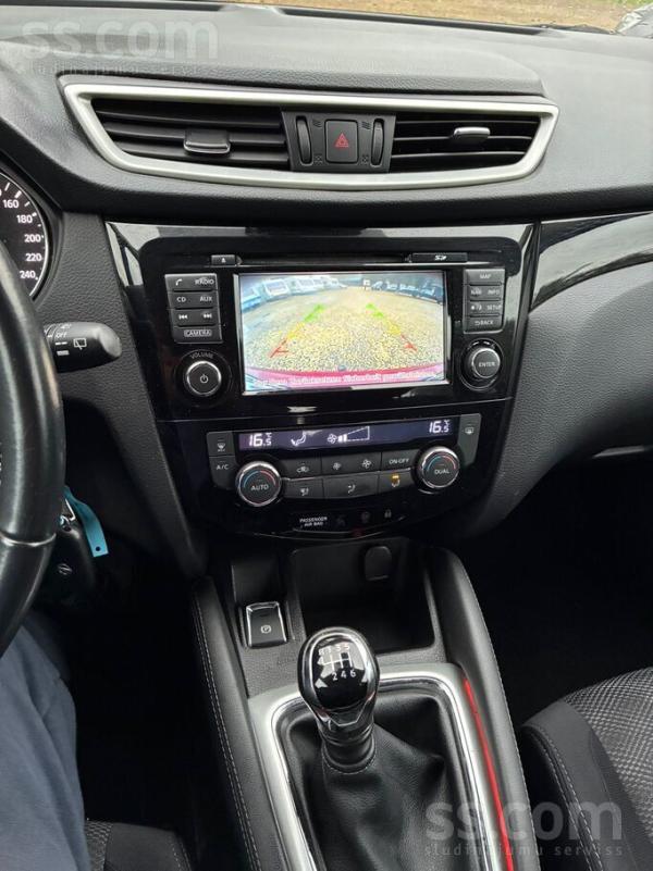 Red Nissan Qashqai 2015 in Valmiera, with an engine capacity of 1.60 L and mileage of 116 thousand km for 7900 €, photo 6 on AUTOMOTO.COM.LV
